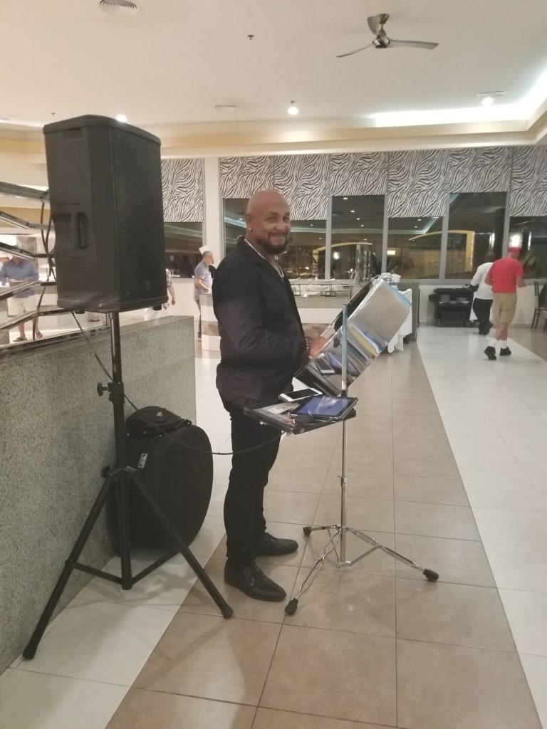 Vacationing at the RIU Palace Antillas in Aruba - The Pink Umbrella Girl
